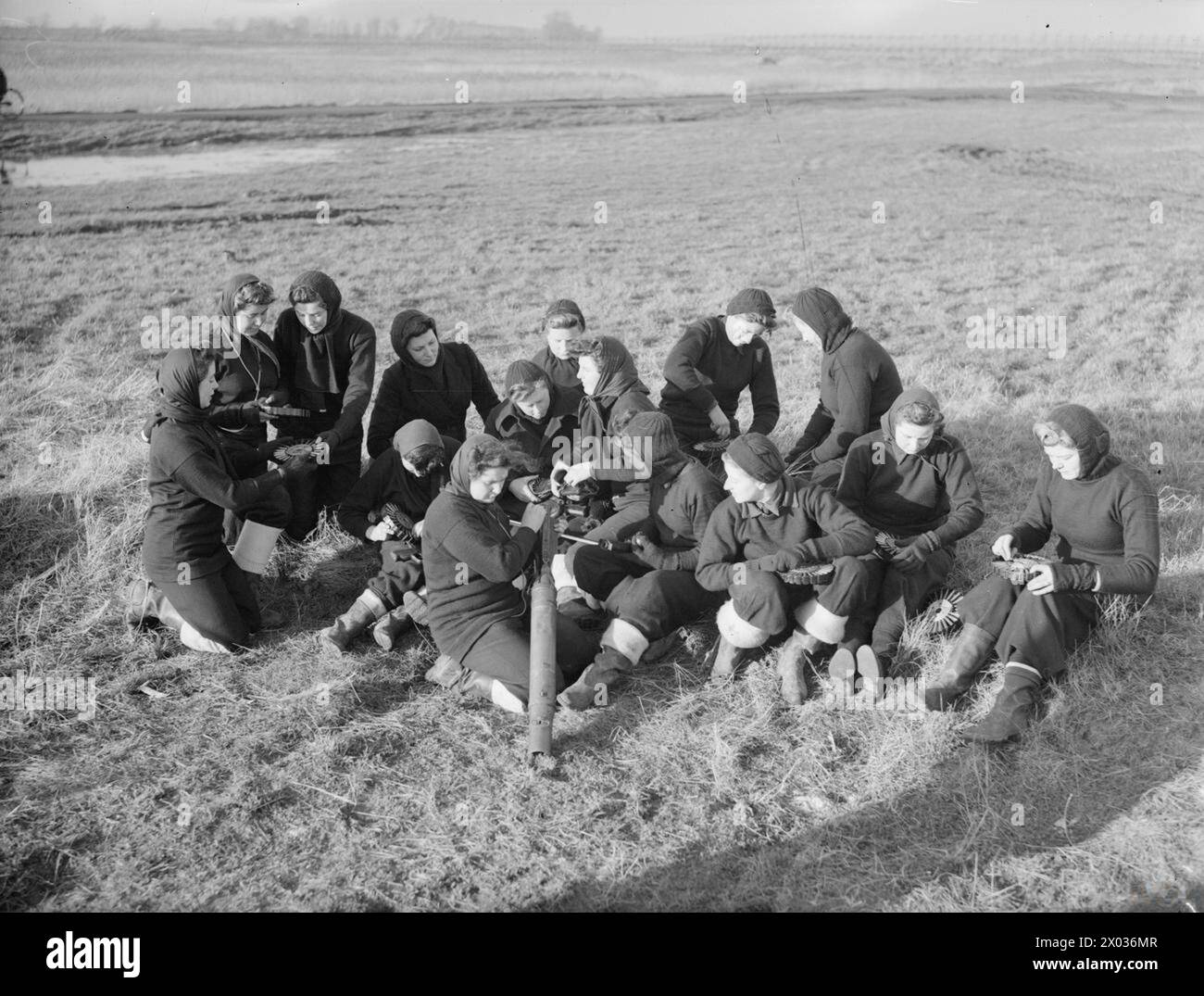 WREN ANTI AIRCRAFT GUNNERS. SEPTEMBER 1942, FELIXSTOWE. WRENS ARE NOW ...