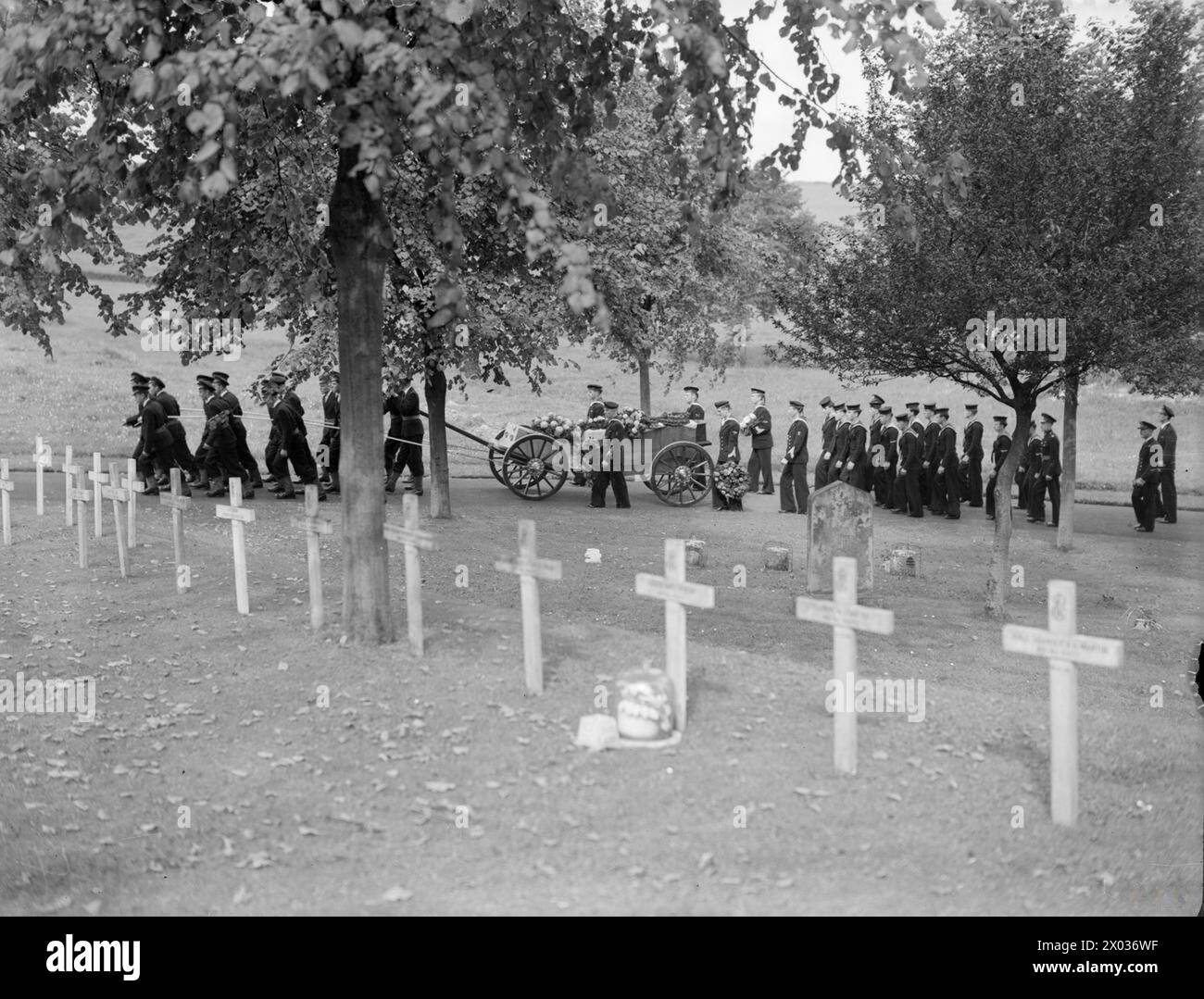 FUNERAL OF DUTCH SAILOR IN SCOTLAND. 13 SEPTEMBER 1944, ROSYTH. THE ...