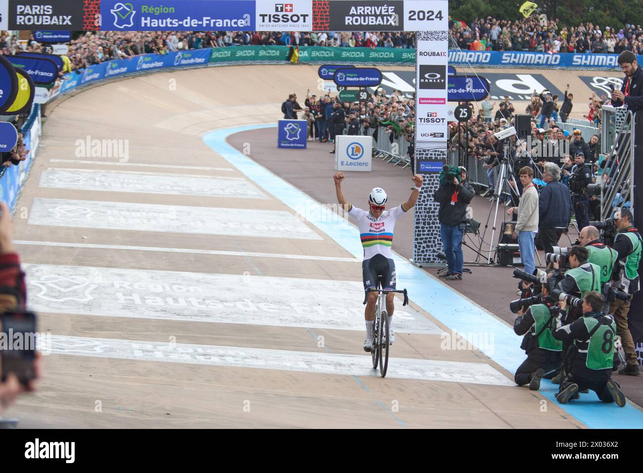 Paris Roubaix 2024 Mathieu van der Poel secures second consecutive ...