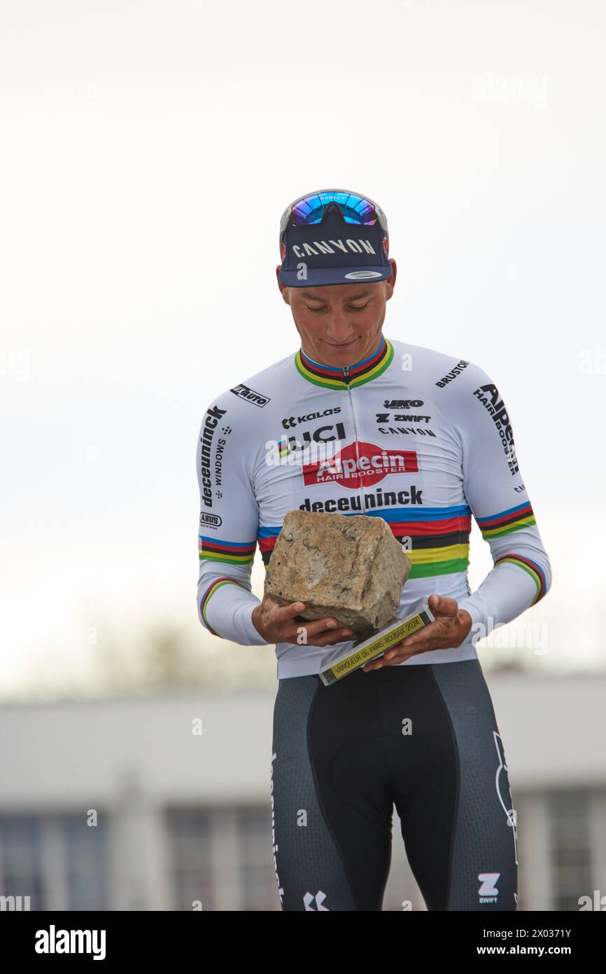 Paris Roubaix 2024 Mathieu van der Poel secures second consecutive ...