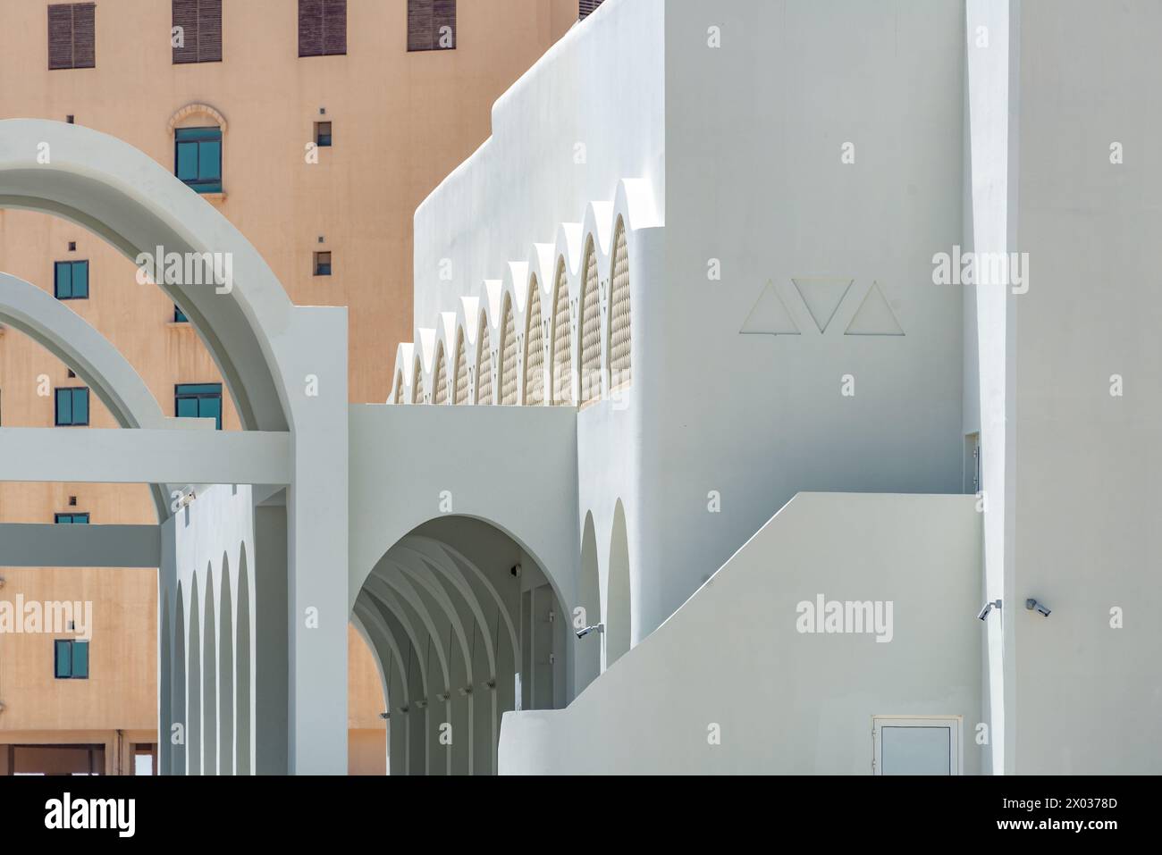 Exterior of modern white mosque with arched windows and collonade Stock ...