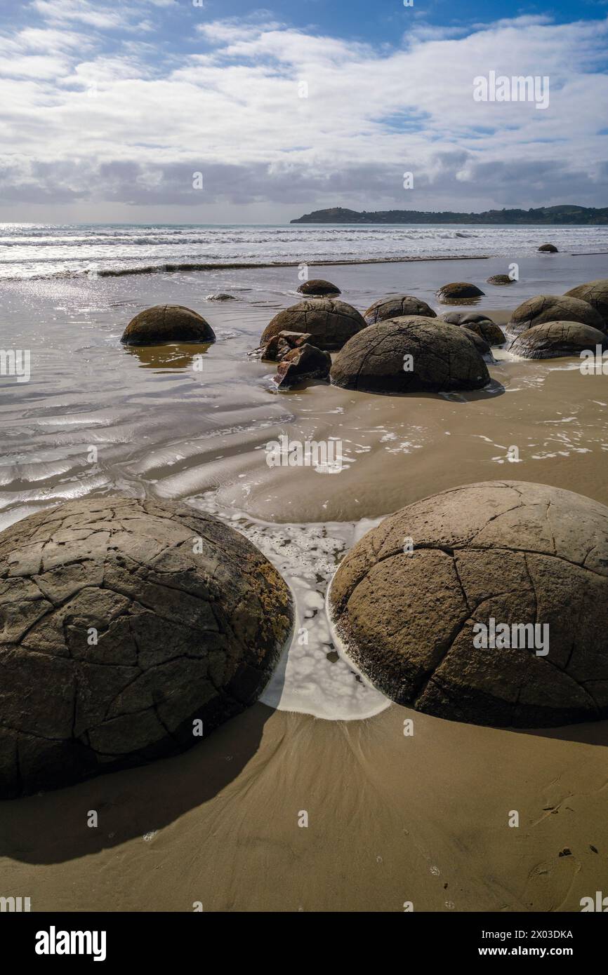 Oval boulders hi-res stock photography and images - Alamy