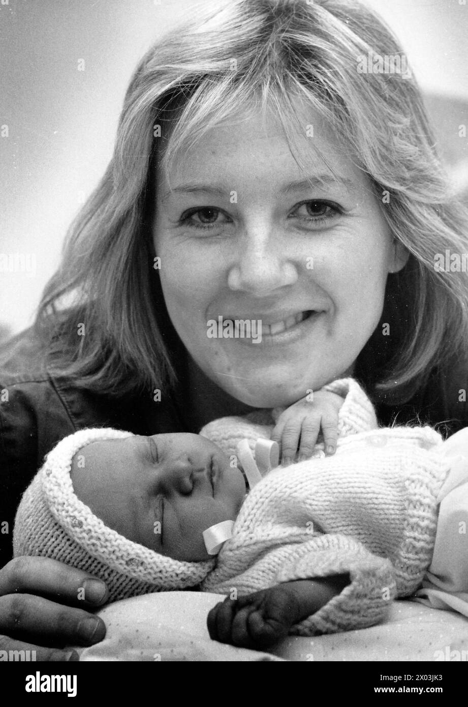 ABANDONED BABY 'CLAIRE' WITH NURSE ANNE FORD AT BRIGHTON.1989 PIC MIKE ...