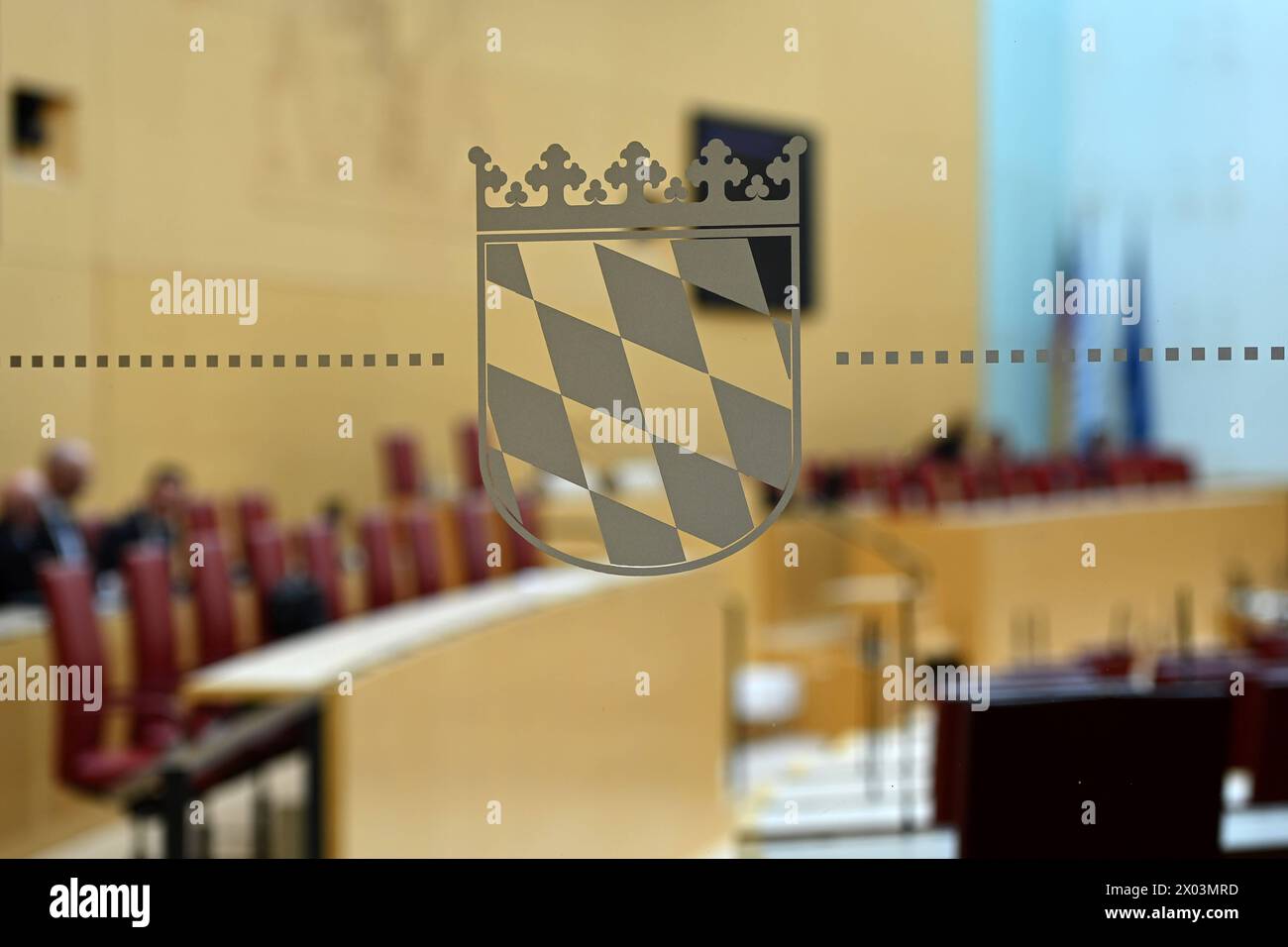 15.Sitzung Bayerischer Landtag am 09.04.2024. Leere Plaetze,Wappen ...
