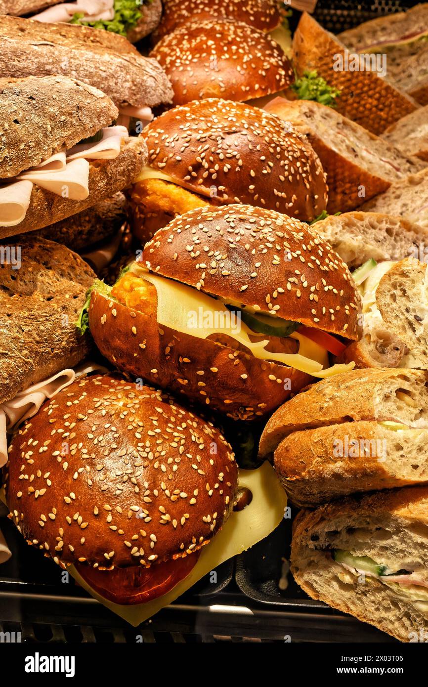Guten Appetit. Belegte Brötchen in der Bäckerei. München Bayern ...