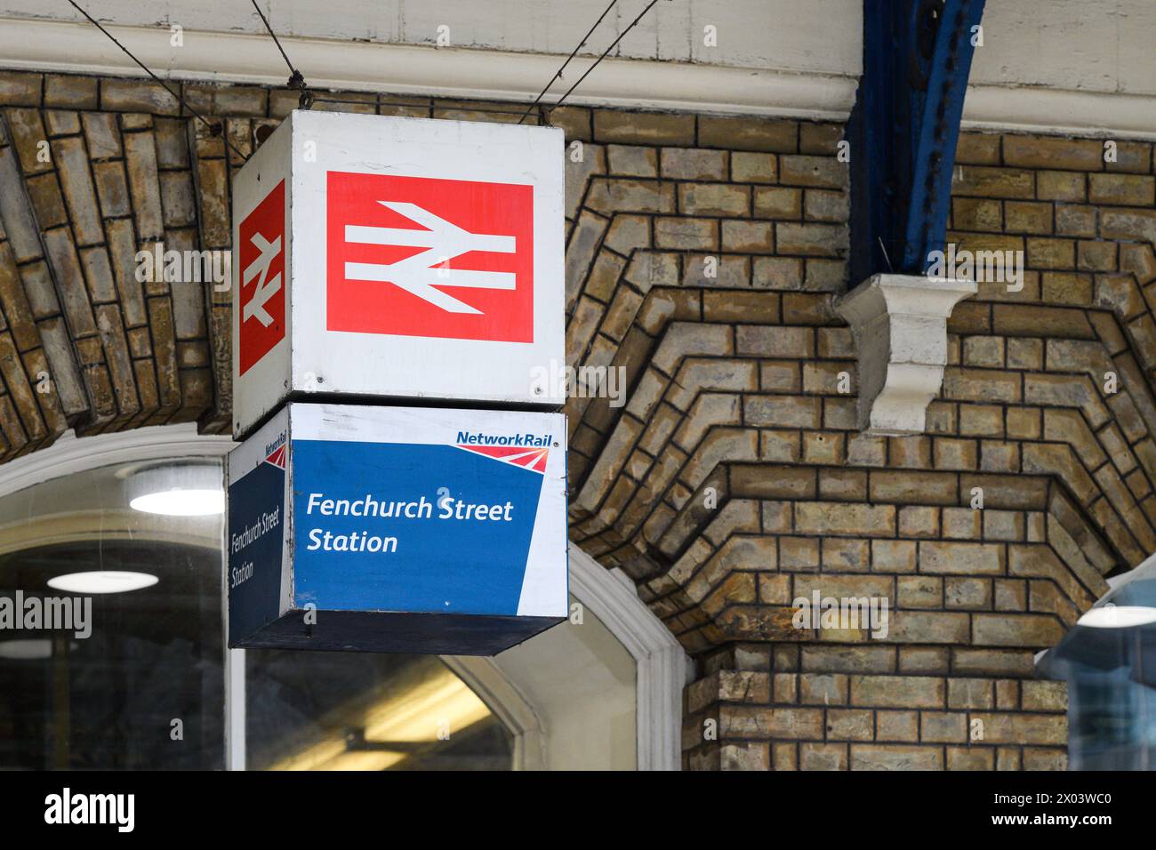 National rail double arrow hi-res stock photography and images - Alamy