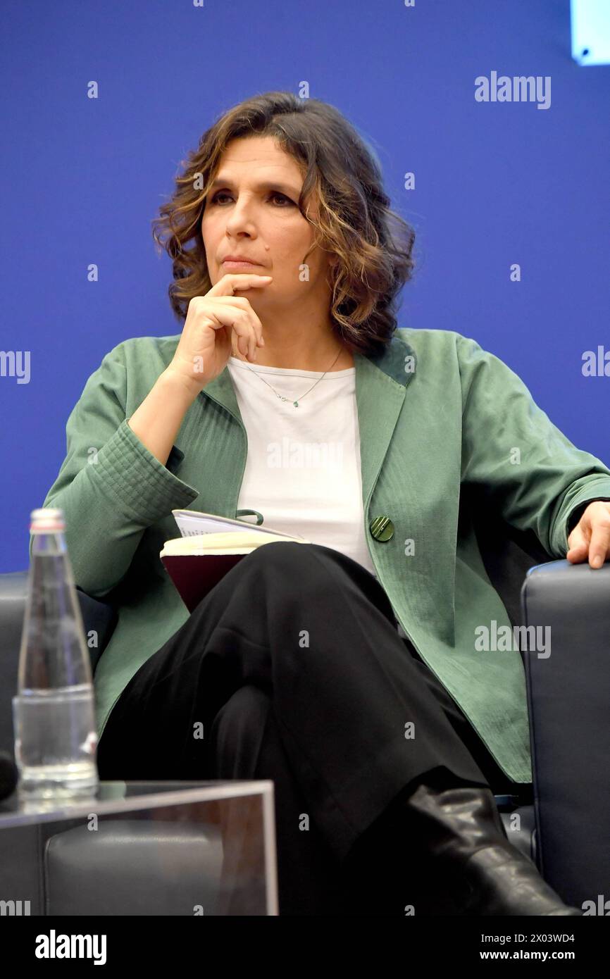 Elena capparelli hi-res stock photography and images - Alamy