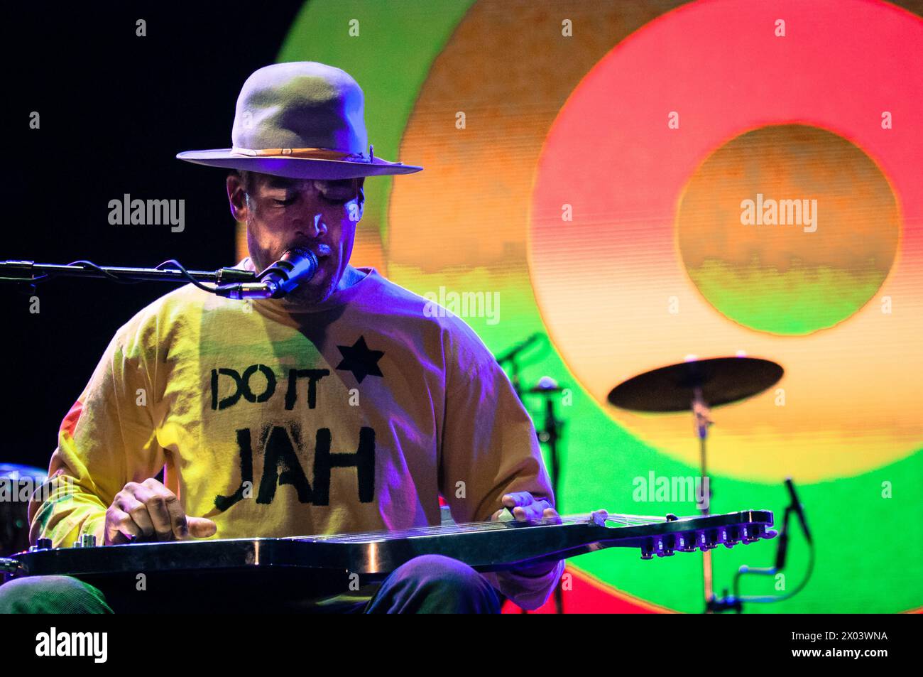 Ben harper bass player hi-res stock photography and images - Alamy
