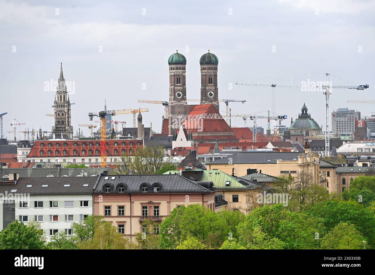 Stadt Muenchen,Blick auf die Frauenkirche.Der Dom zu Unserer Lieben ...