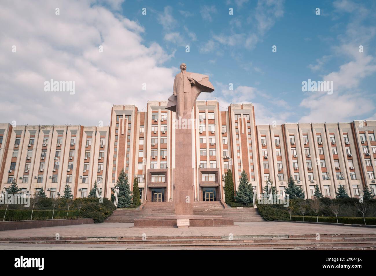 Statue of Lenin in front of the Tiraspol government building in ...