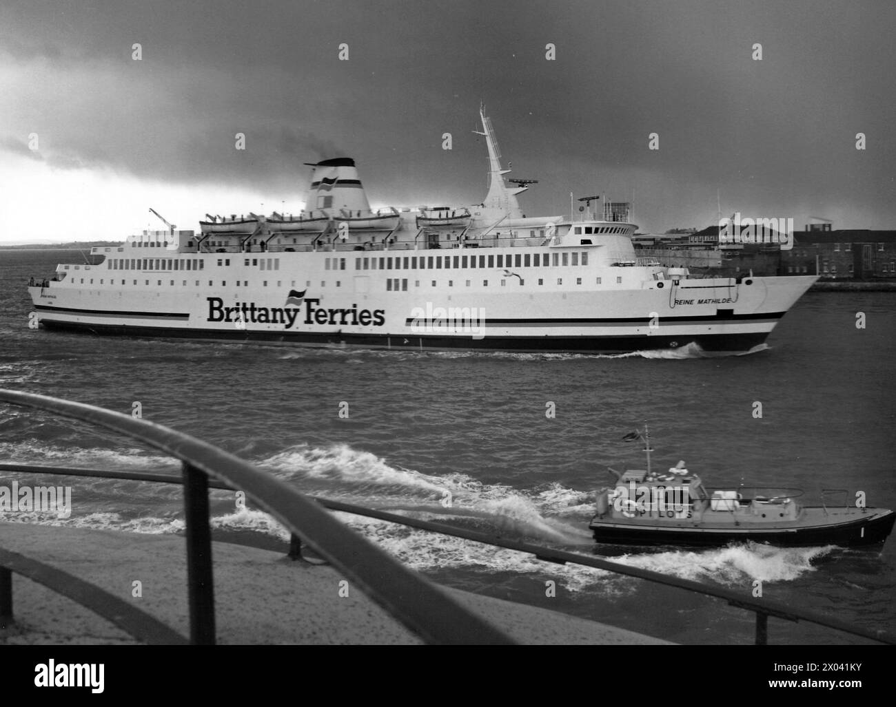 BRITTANY FERRIES SHIP REINE MATHILDE SAILS INTO PORTSMOUTH 1988 PIC ...