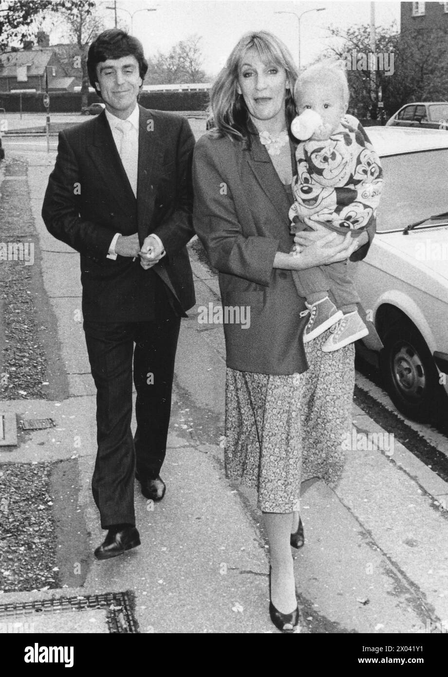 Tv presenters hi-res stock photography and images - Alamy