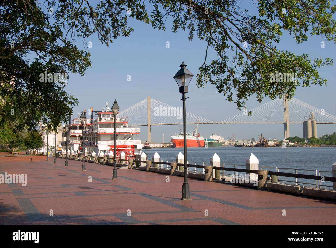 Rousakis Riverfront Plaza Savannah, Georgia Stock Photo - Alamy