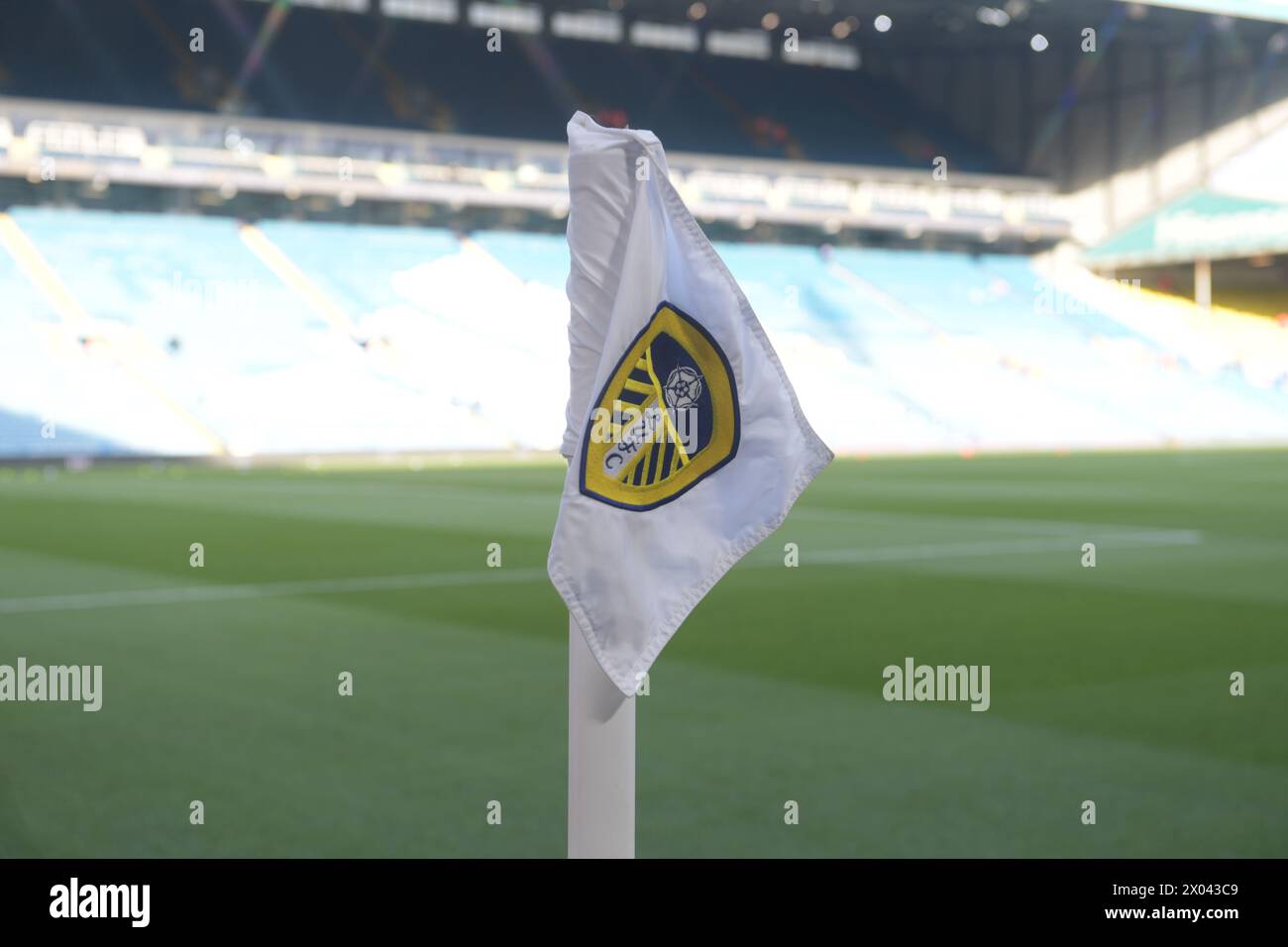 Leeds united football club crest hi-res stock photography and images ...