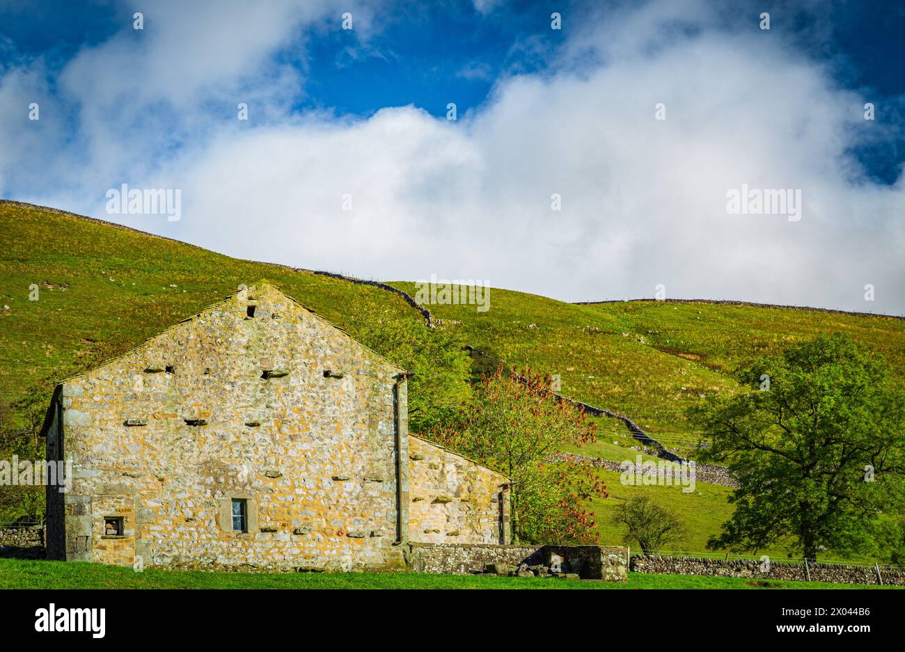 Traditional stone barn in Wharfedale, Yorkshire Dales, England Stock ...
