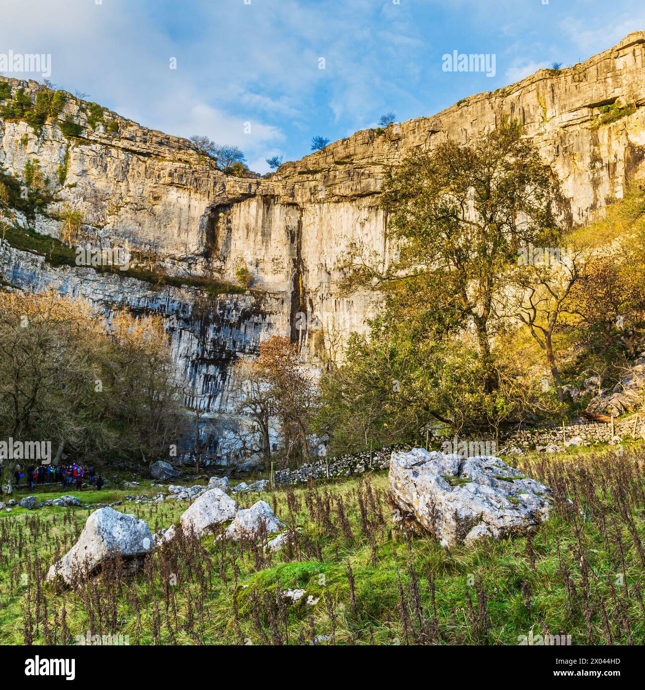 Limestone boulders at Malham Cove, Yorkshire Dales, England Stock Photo ...