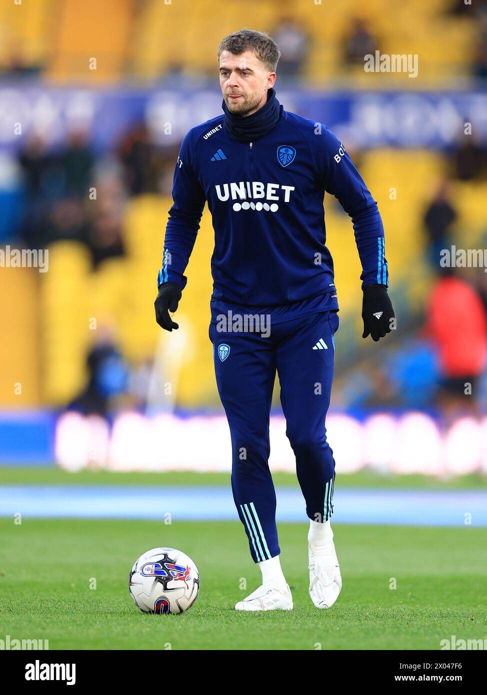 Leeds, UK. 09th Apr, 2024. Sunderland Manager Mike Dodds inspects the ...
