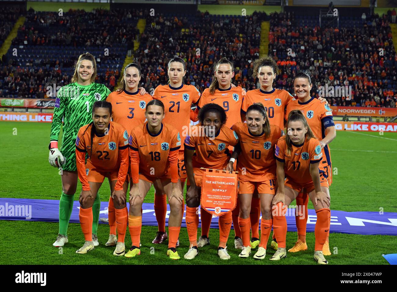 BREDA - Top row (l-r) Holland goalkeeper Lize Kop, Caitlin Dijkstra of ...