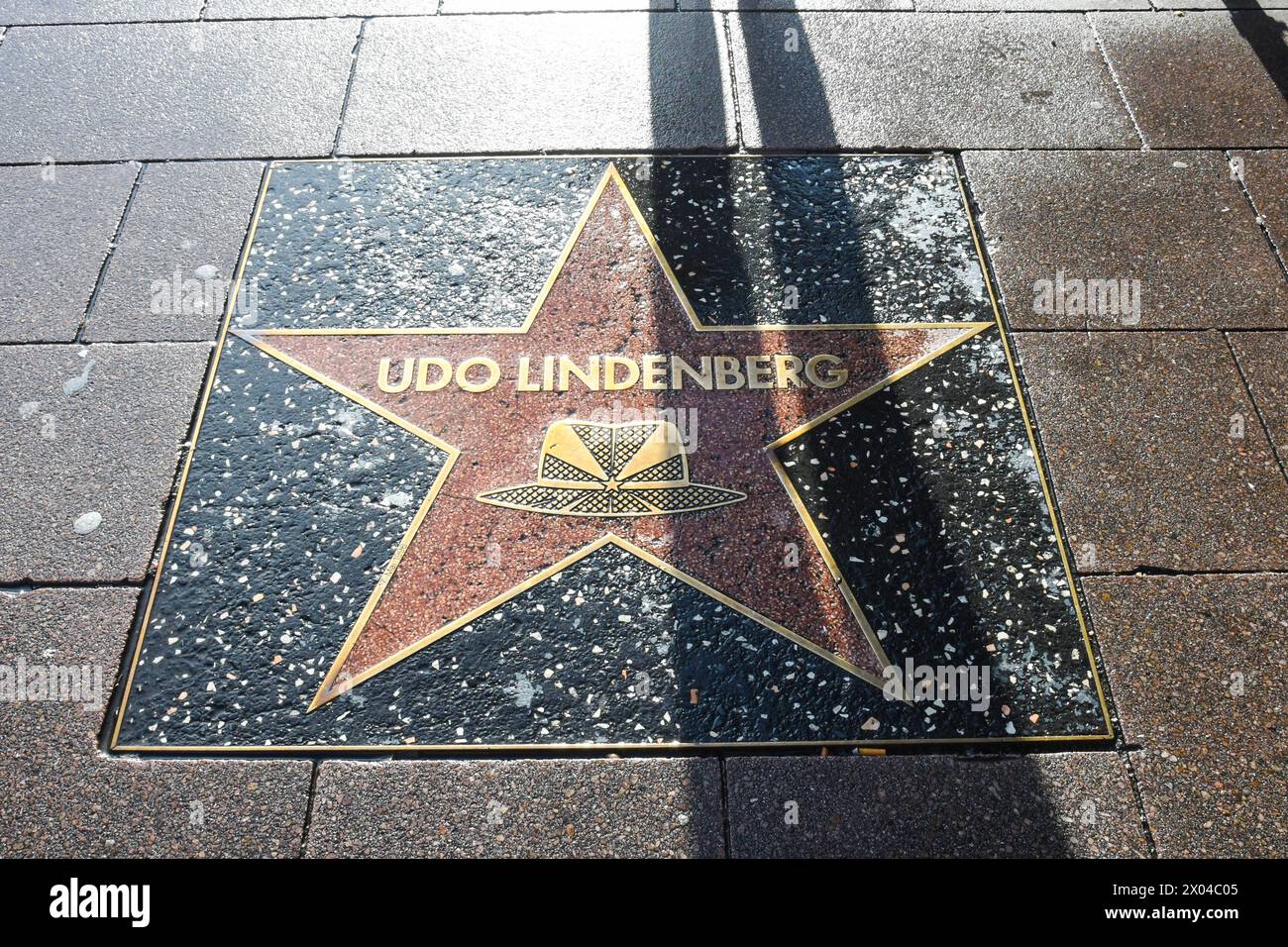 Stern mit Hut auf dem Gehsteig , Ehrung fuer Udo Lindenberg auf der ...