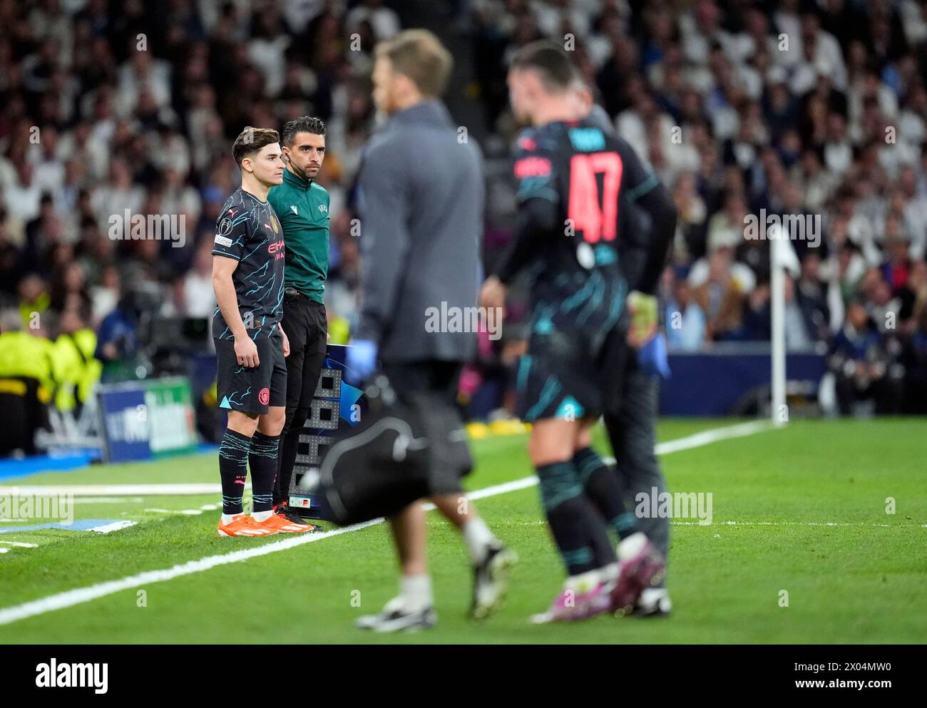 Manchester City's Julian Alvarez replaces Phil Foden (right), who walks ...