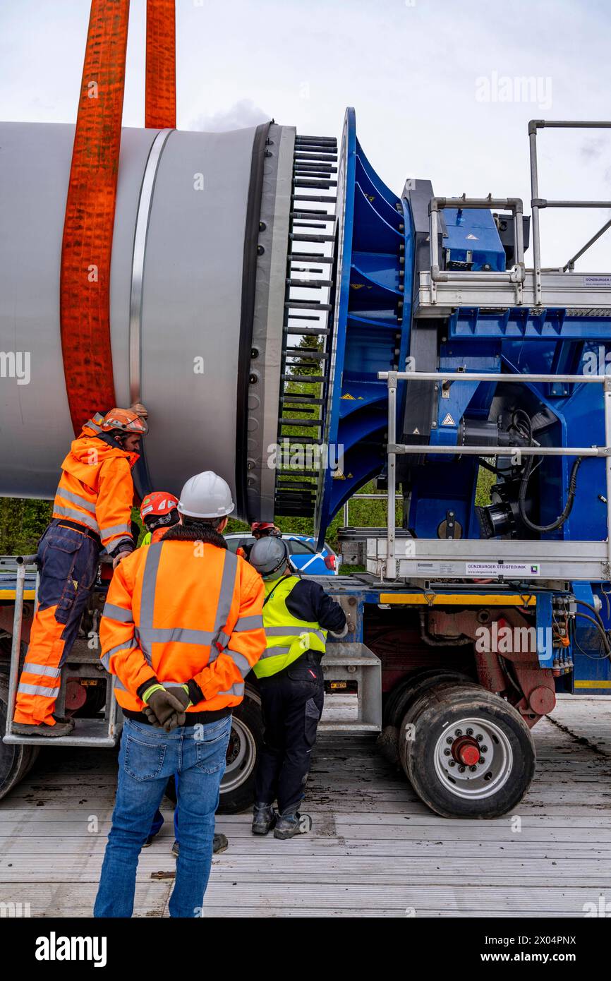 Vorbereitung für den Transport eines 68 Meter langen Flügels, eines ...