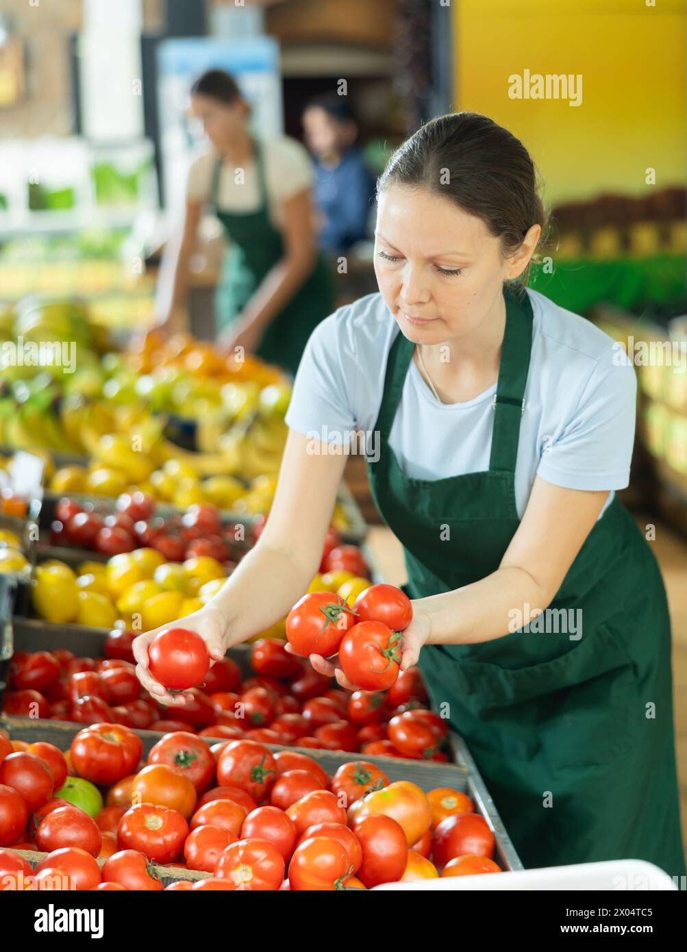 Distracted shopping hi-res stock photography and images - Alamy