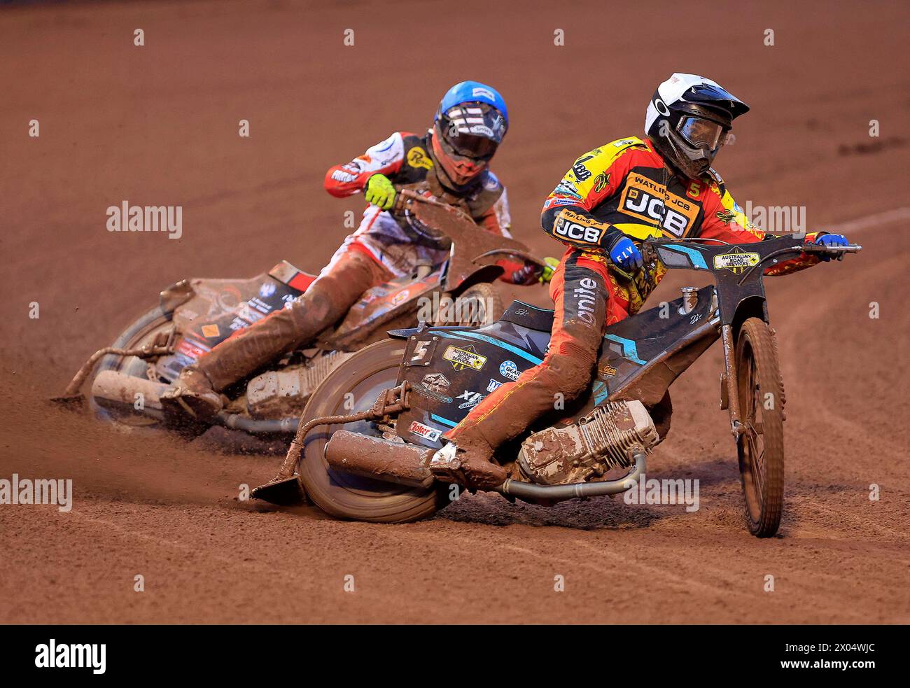 Ryan Douglas of Leicester ‘Watling JCB’ Lions leads Connor Bailey ...
