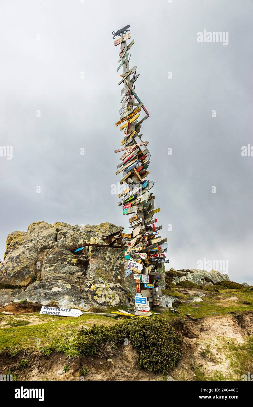 Erected by British Troops then visitors the iconic Totem Pole, Stanley ...