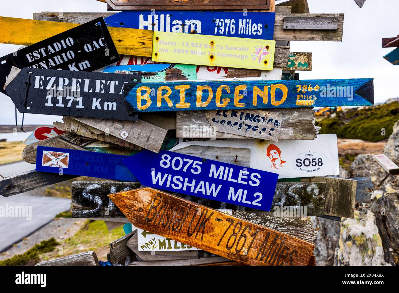 Erected by British Troops then visitors the iconic Totem Pole, Stanley ...