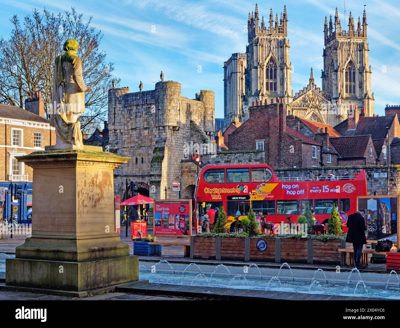 Sculpture in york minster york hi-res stock photography and images - Alamy