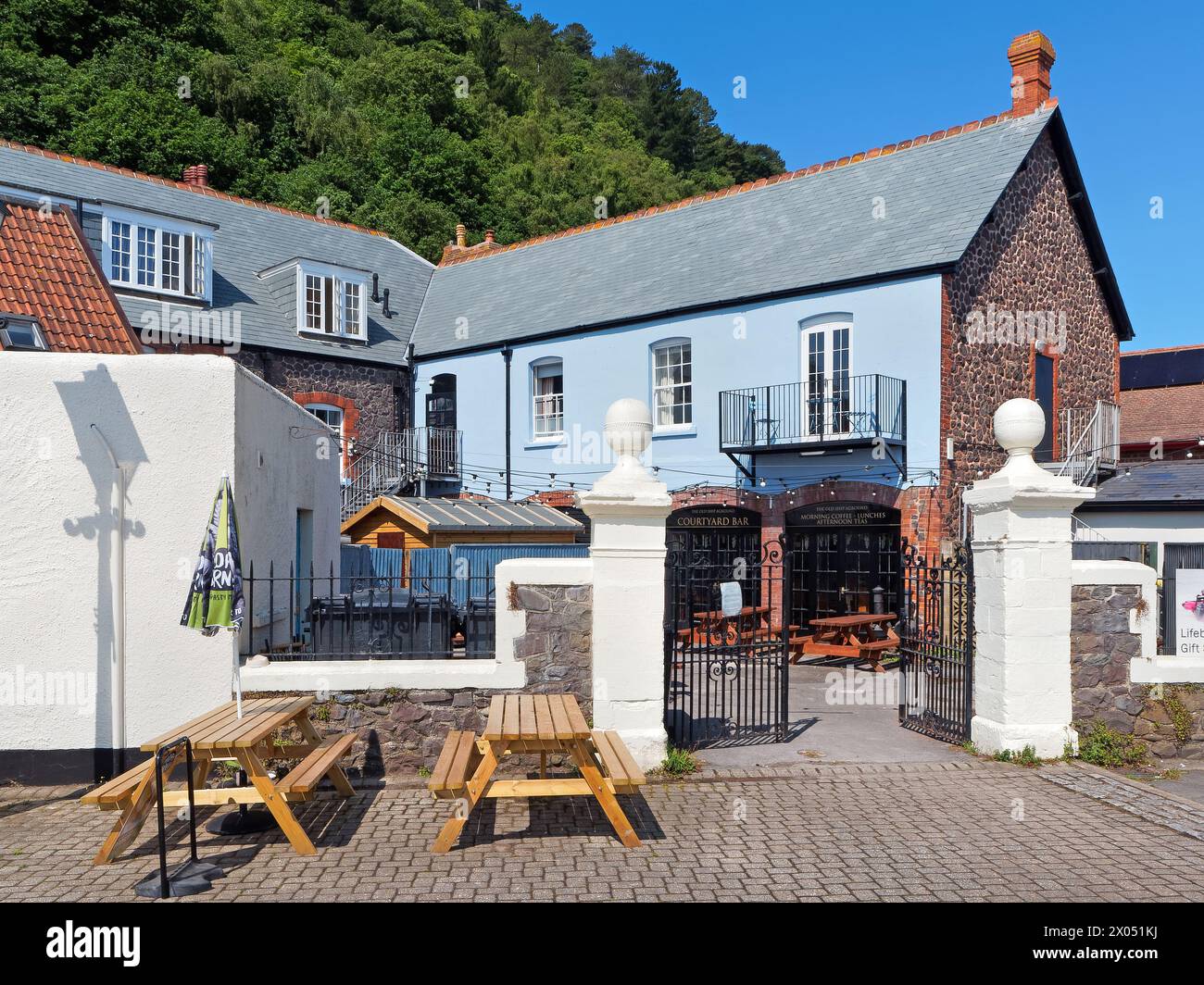 Echo beach cafe hi-res stock photography and images - Alamy