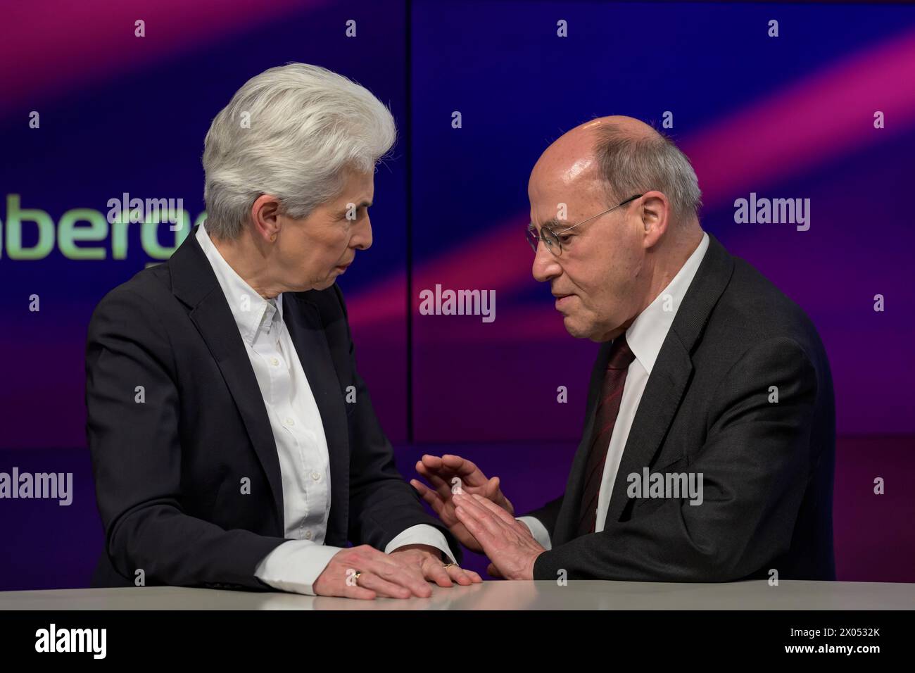 v.l. Marie-Agnes Strack-Zimmermann, Gregor Gysi, im angeregten, regem ...