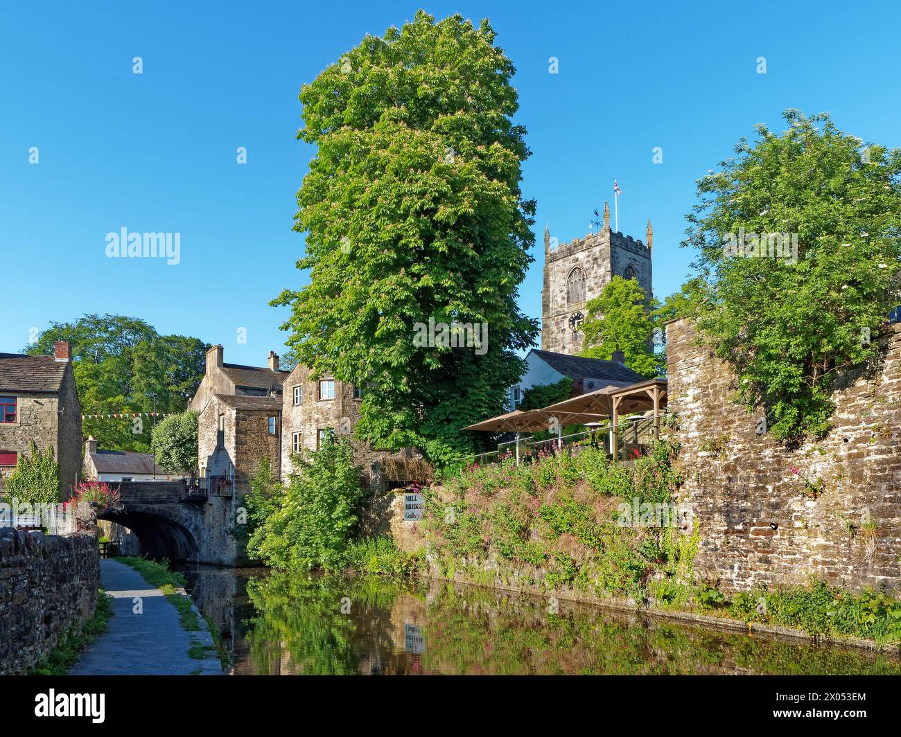 UK, North Yorkshire, Skipton, Springs Branch Canal, Mill Bridge and ...