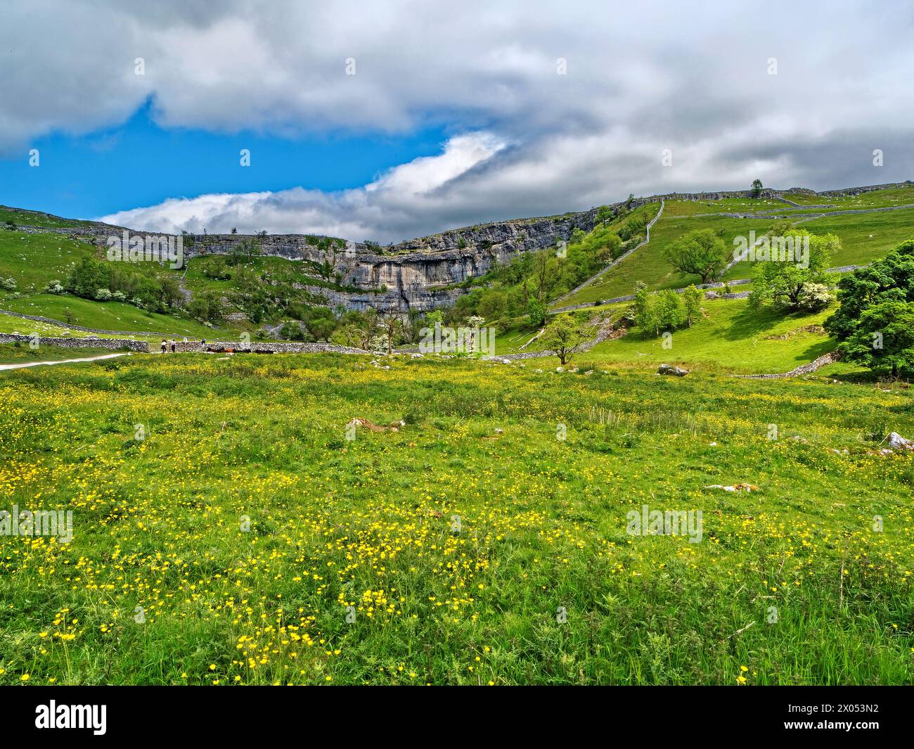 Towards malham cove hi-res stock photography and images - Alamy