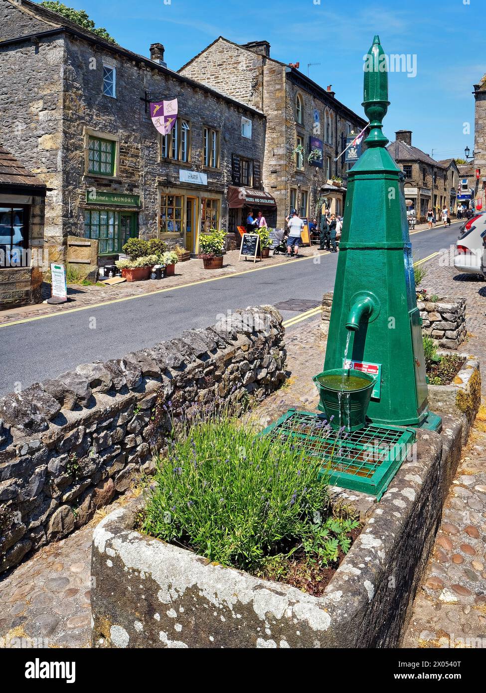 UK, North Yorkshire, Grassington, The Square, Water Pump and Main ...