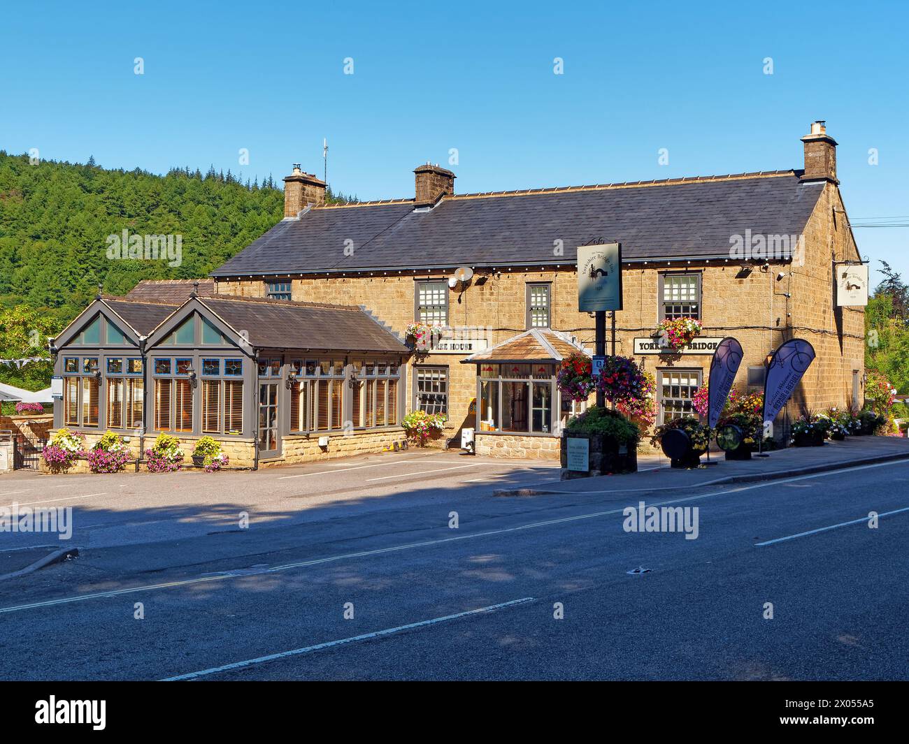 The yorkshire bridge inn ladybower hi-res stock photography and images ...