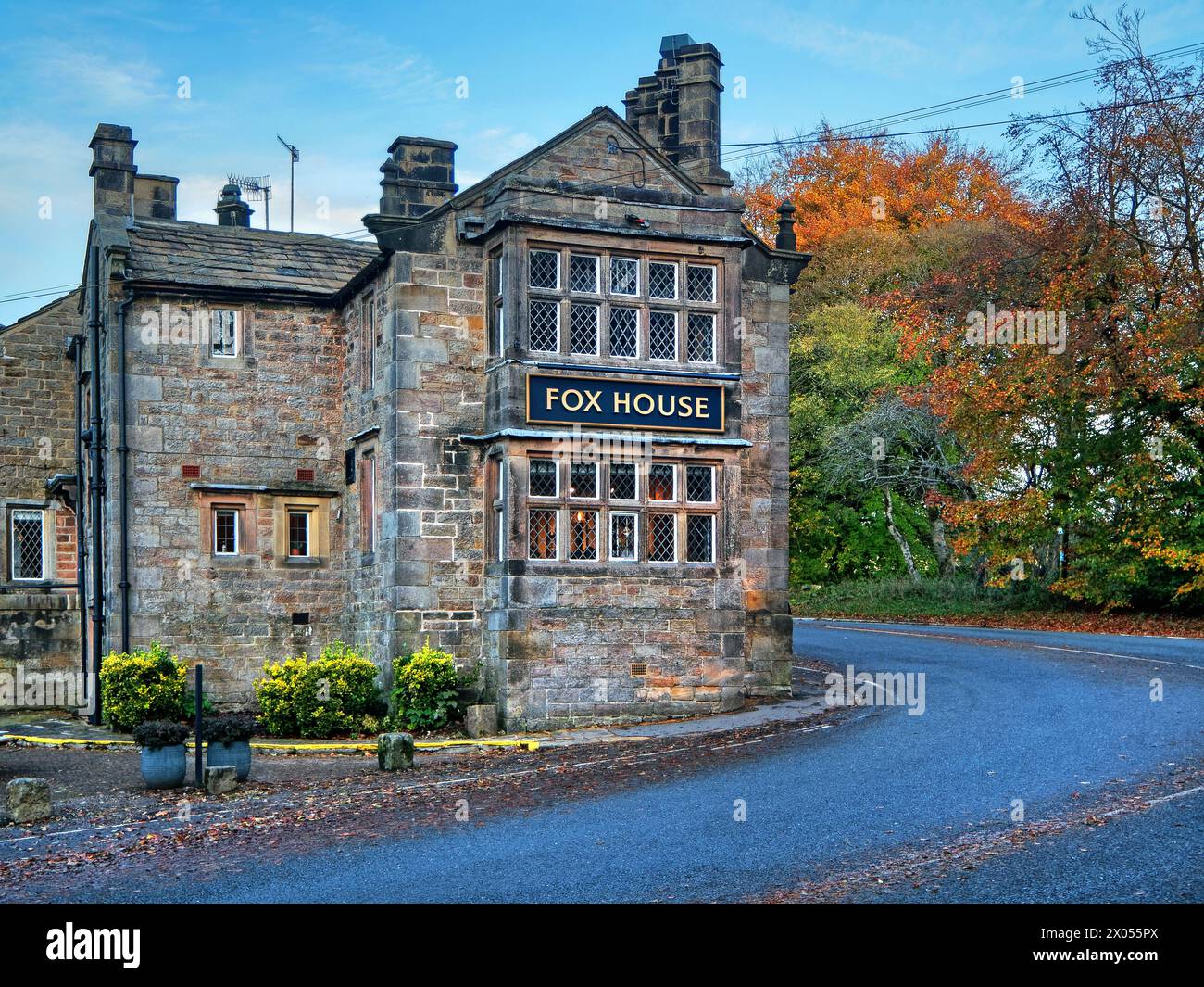 Peak district pub autumn hi-res stock photography and images - Alamy