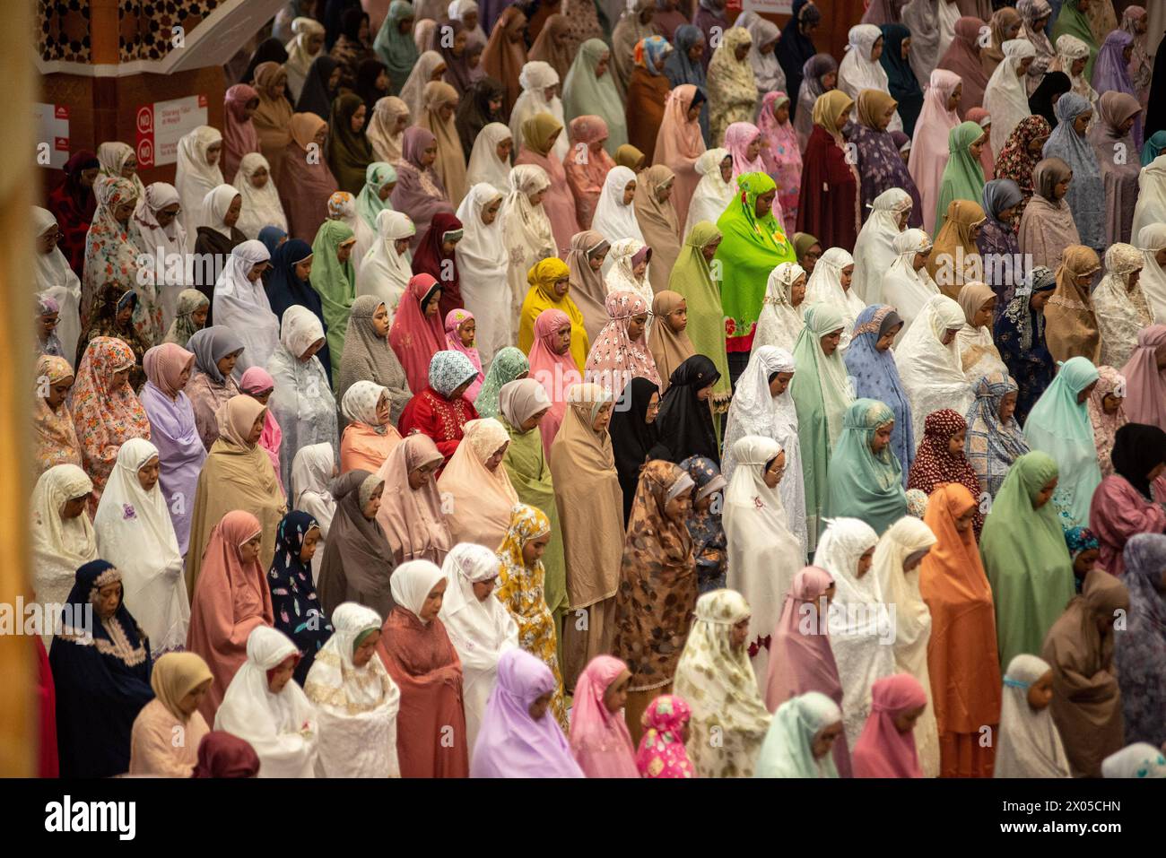 EID AL-FITR PRAYER IN BANDUNG Muslims perform Eid al-Fitr prayers at Al ...