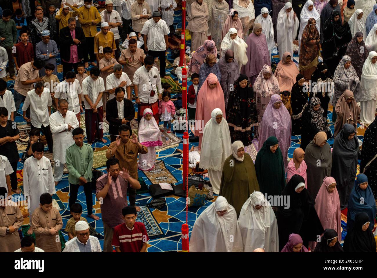 EID AL-FITR PRAYER IN BANDUNG Muslims perform Eid al-Fitr prayers at Al ...