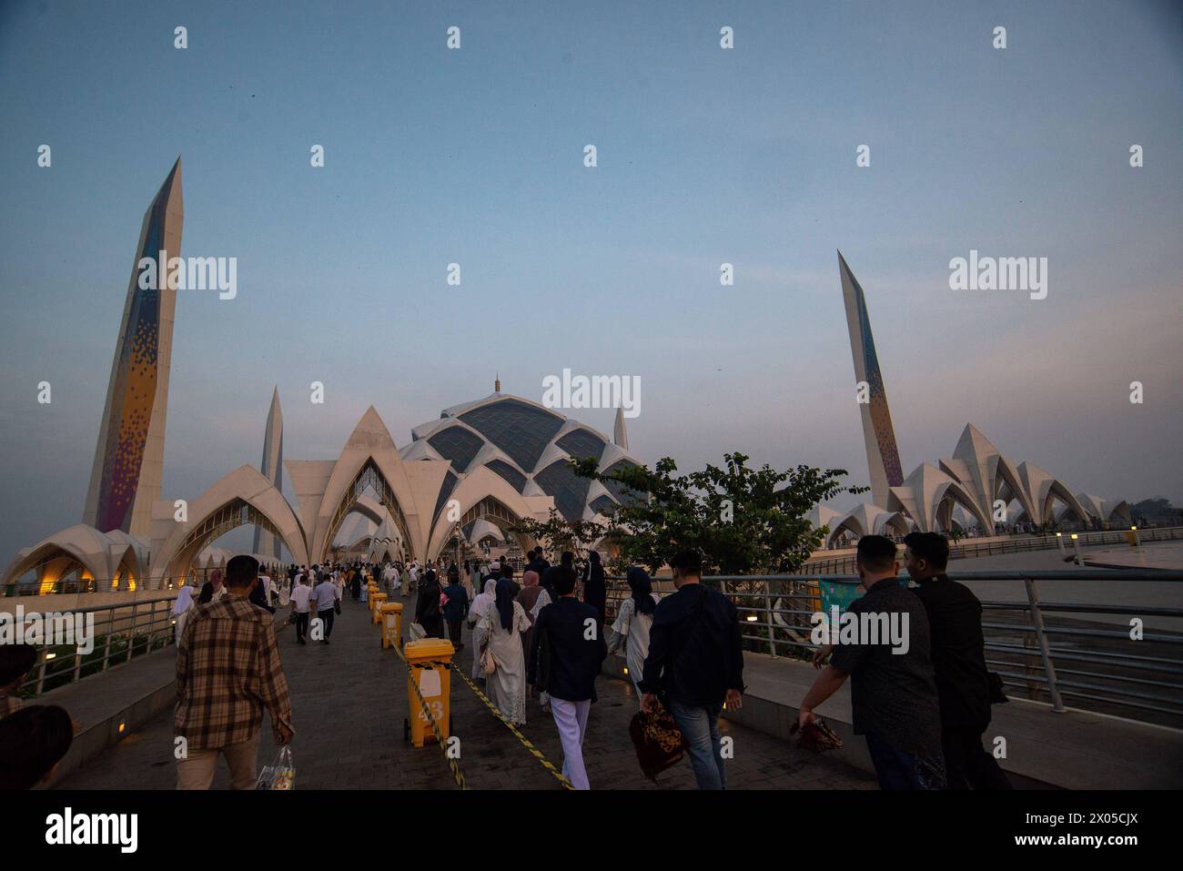 EID AL-FITR PRAYER IN BANDUNG Muslims enter Al-Jabbar Grand Mosque to ...