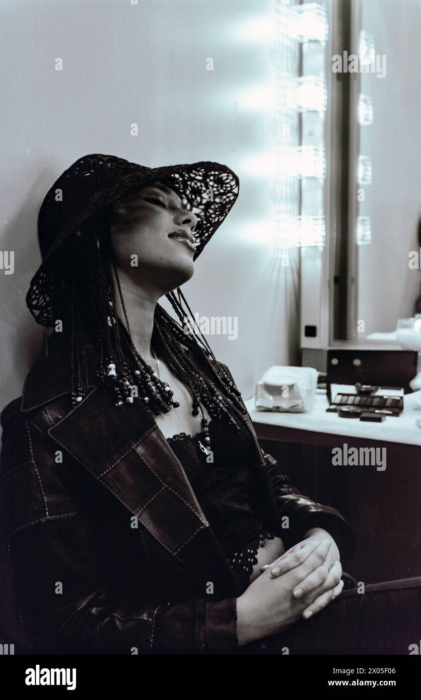 Alicia Keys Backstage in 2001, Cleveland, Ohio. Credit: Ross Pelton ...