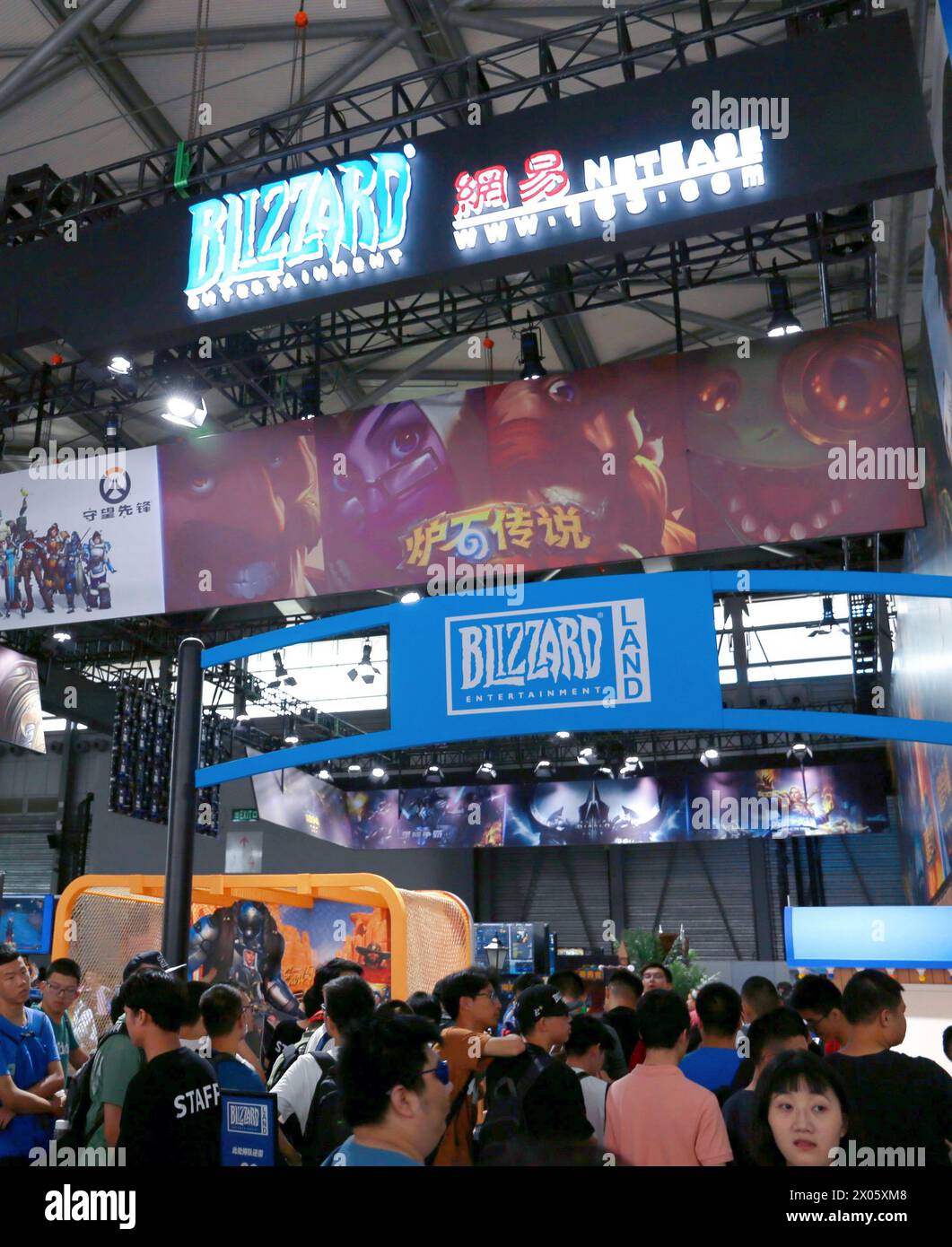 Market being set up hi-res stock photography and images - Alamy