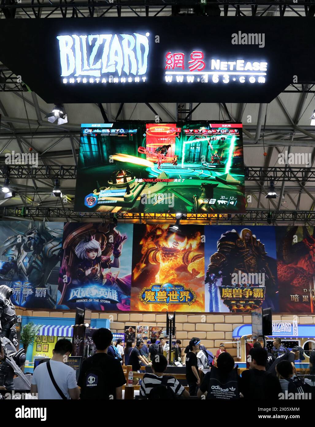 Market being set up hi-res stock photography and images - Alamy