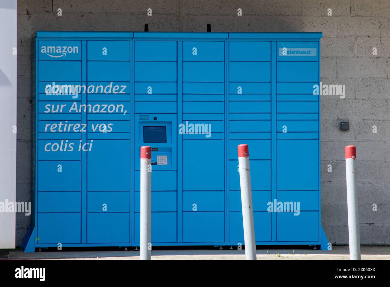 Amazon hub locker location hi-res stock photography and images - Alamy