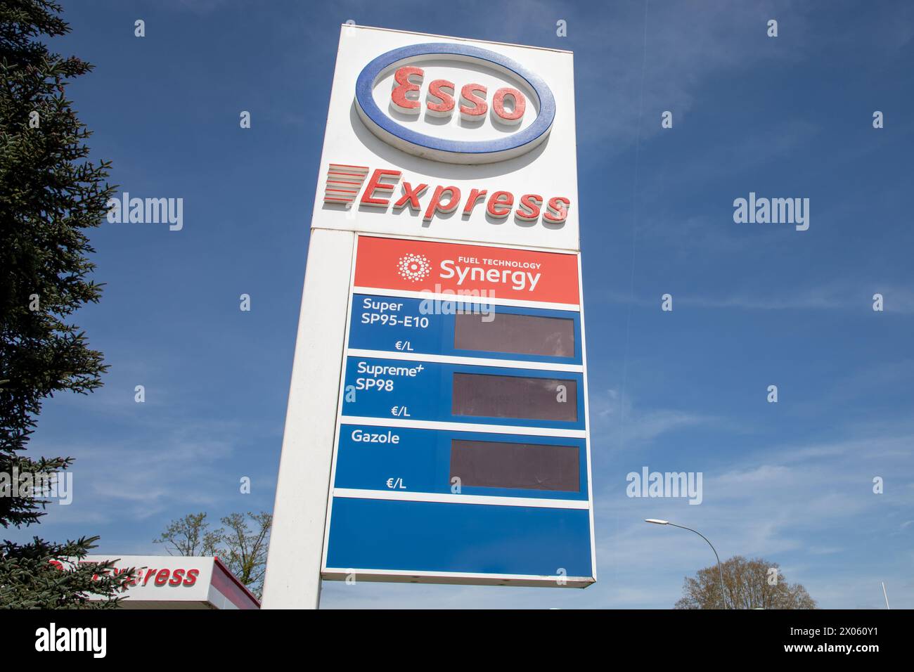 Esso logo and prices hi-res stock photography and images - Alamy