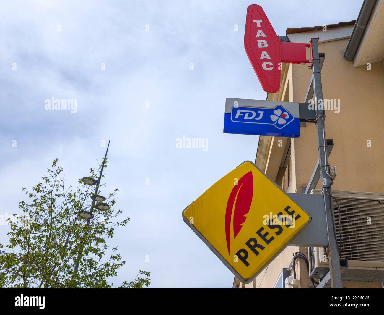 Bordeaux , France - 04 08 2024 : presse fdj and tabac logo of France ...