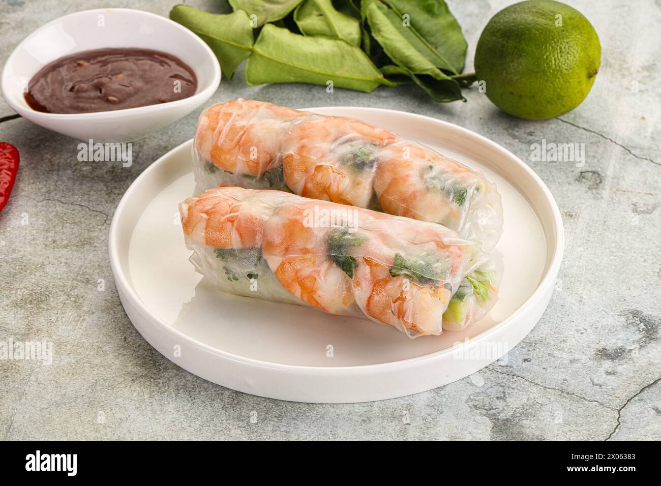 Vietnamese snack spring roll with prawn Stock Photo - Alamy