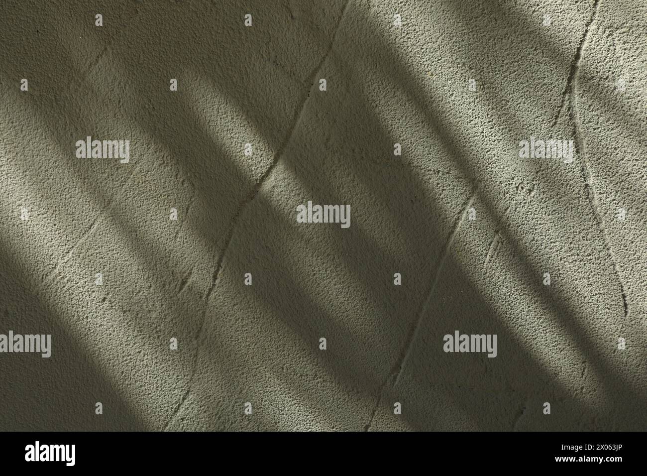 Light and shadows falling on textured wall Stock Photo - Alamy