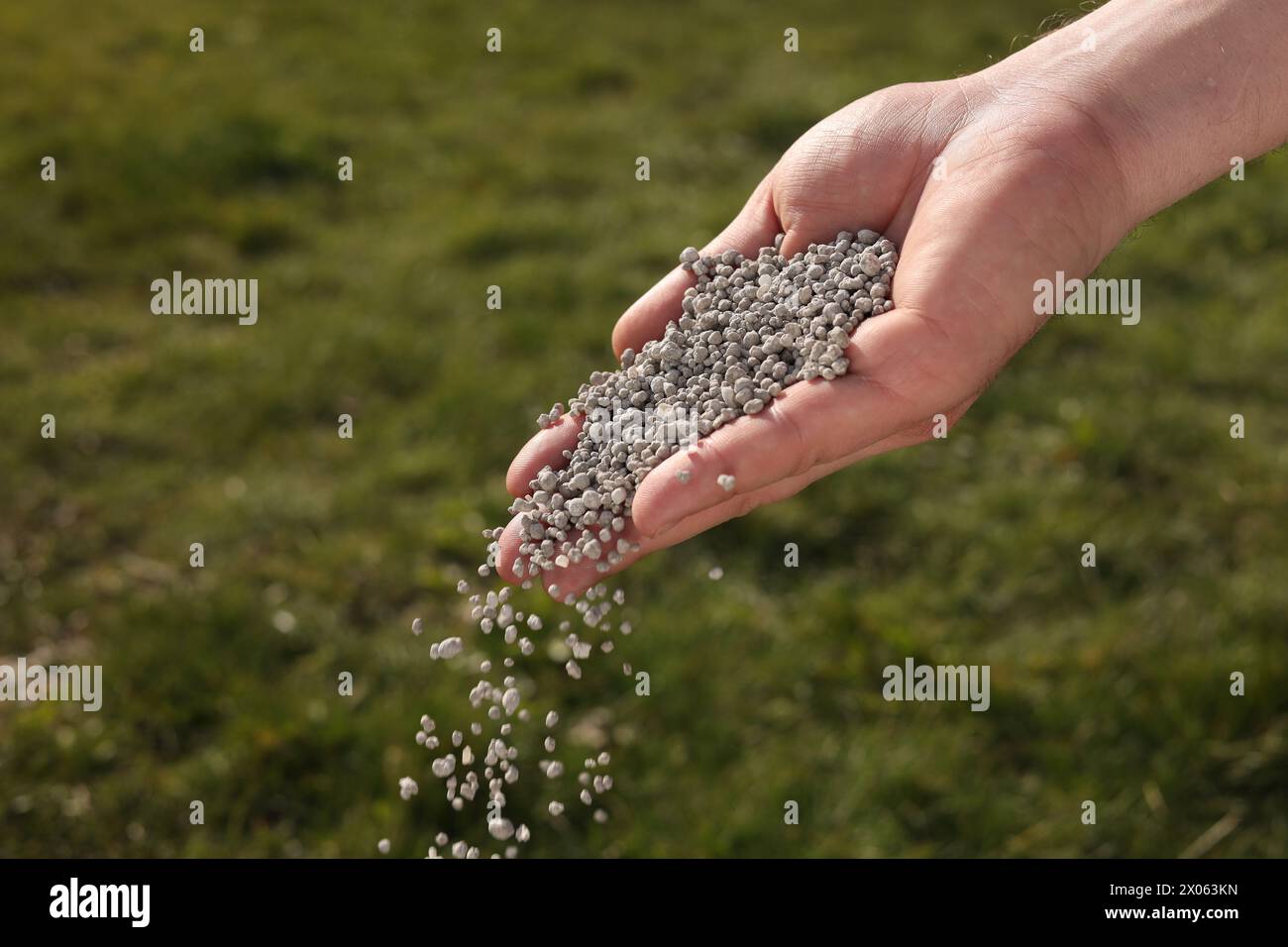 Fertilizing yard hi-res stock photography and images - Alamy