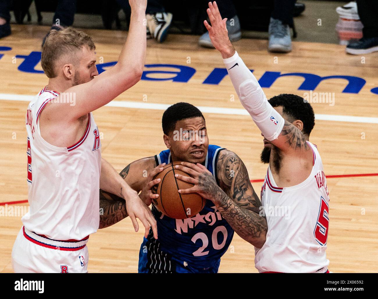 Houston, USA. 9th Apr, 2024. Markelle Fultz (C) of Orlando Magic goes ...